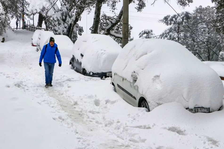 Yellow alert issued as snow persists